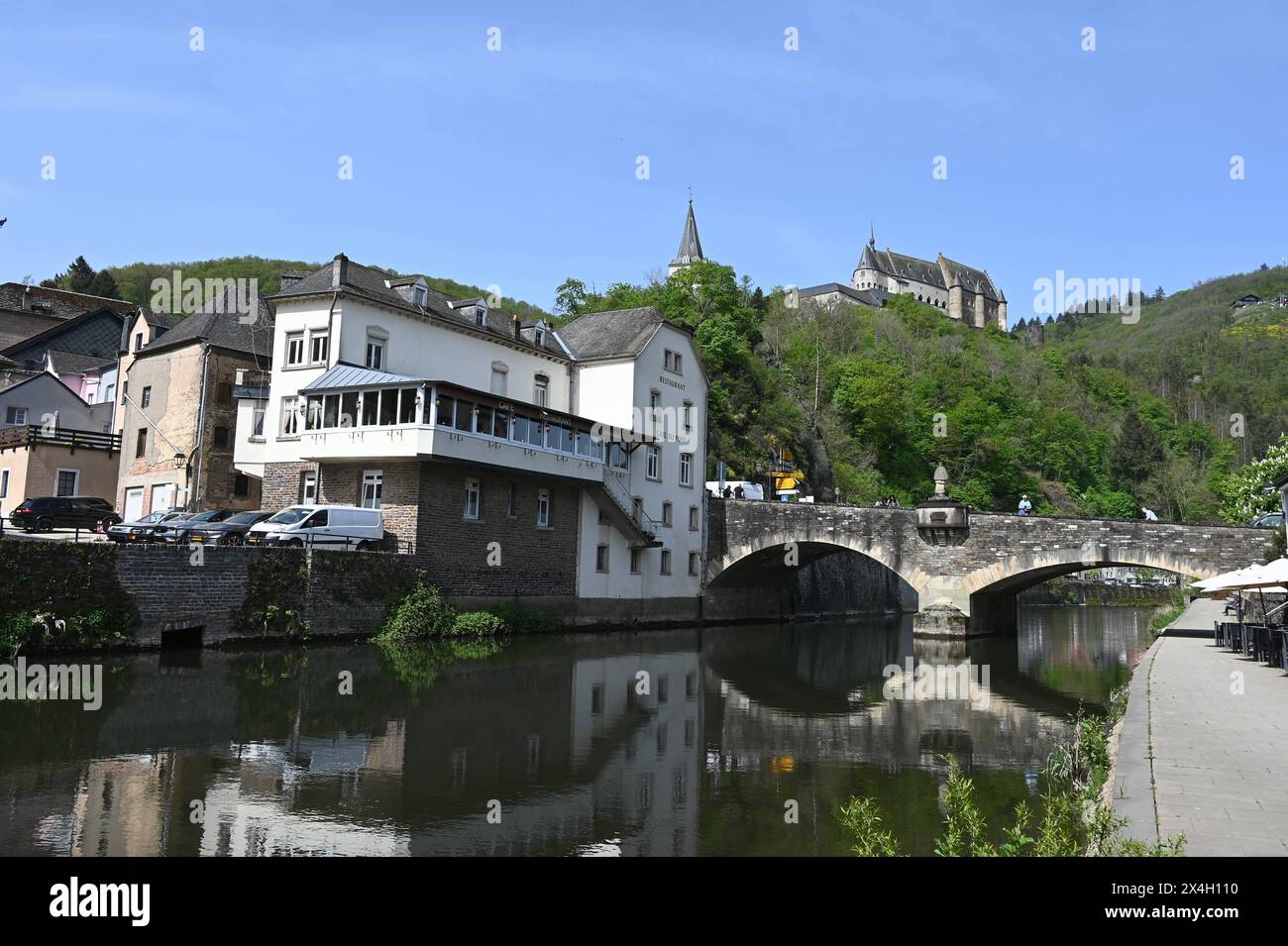 Der Ort Vianden am Fluss Our mit der Burg Vianden. Sie wurde zwischen ...