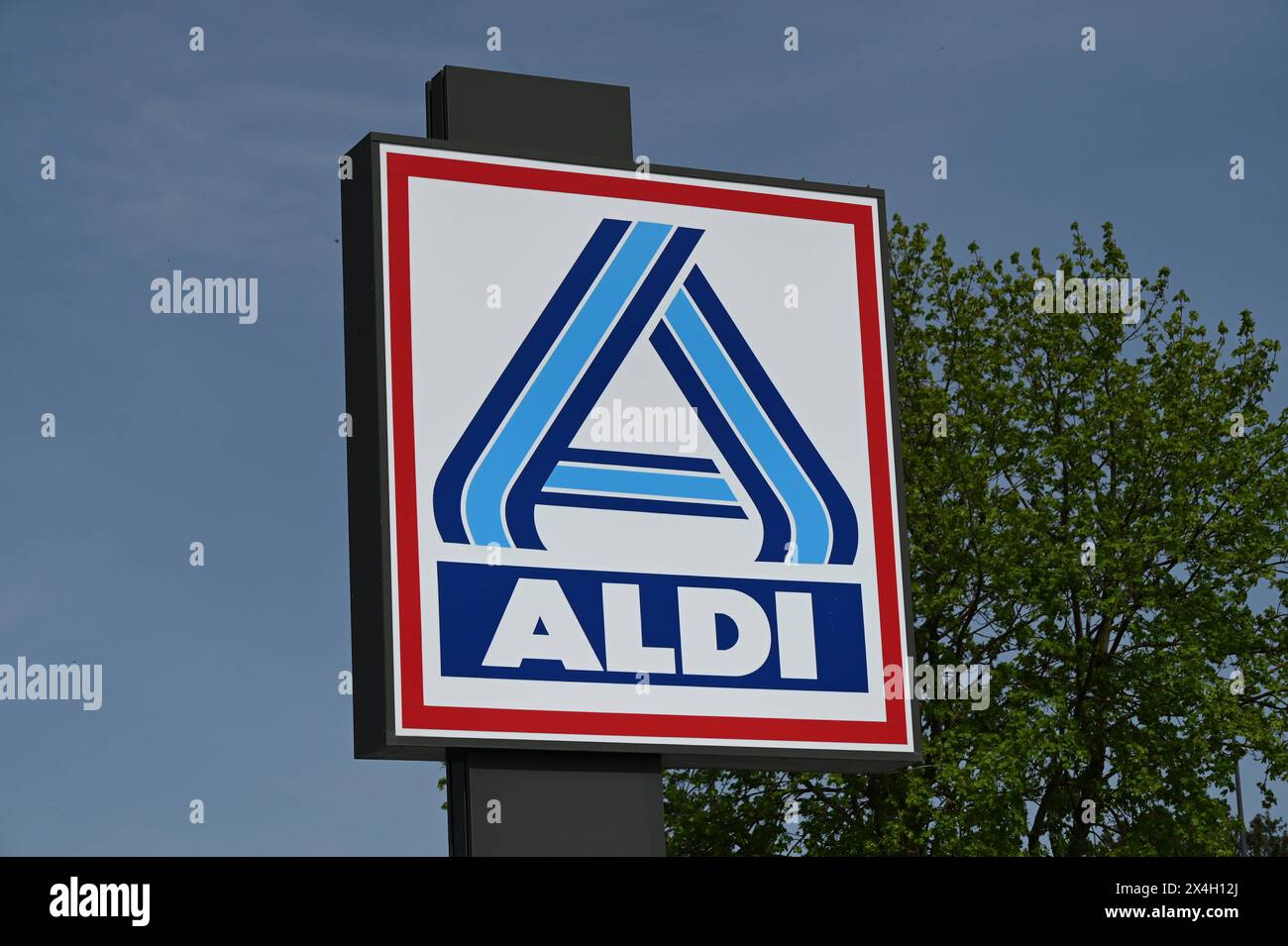 Logo, Schriftzug von ALDI NORD an einer Filiale des Discounter *** Logo ...