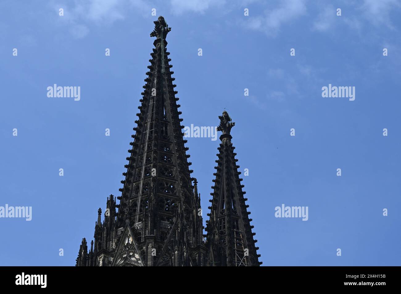 Die Türme des Kölner Dom, Südseite, UNESCO-Welterbestätte seit 1996. Eine gotische Kathedrale ...