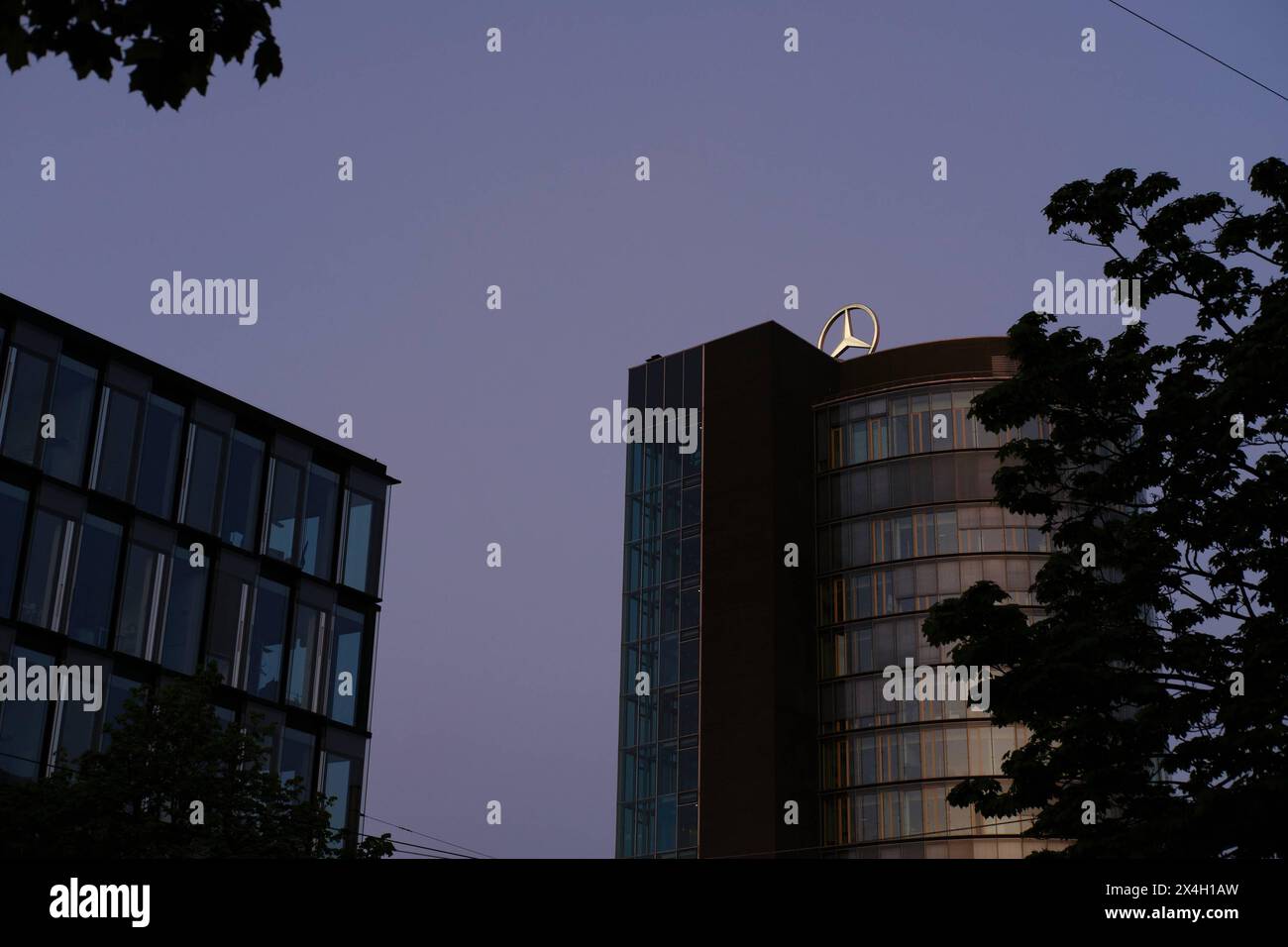 Mercedes Tower München Morgenröte Mercedes Tower München in Morgenröte ...