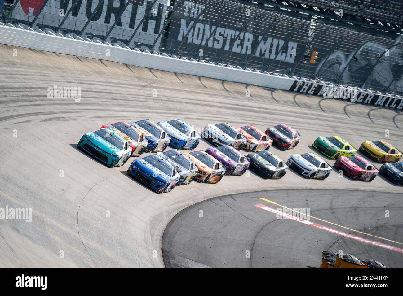 Kyle Larson races for position for the Wurth 400 in Dover, DE, USA ...