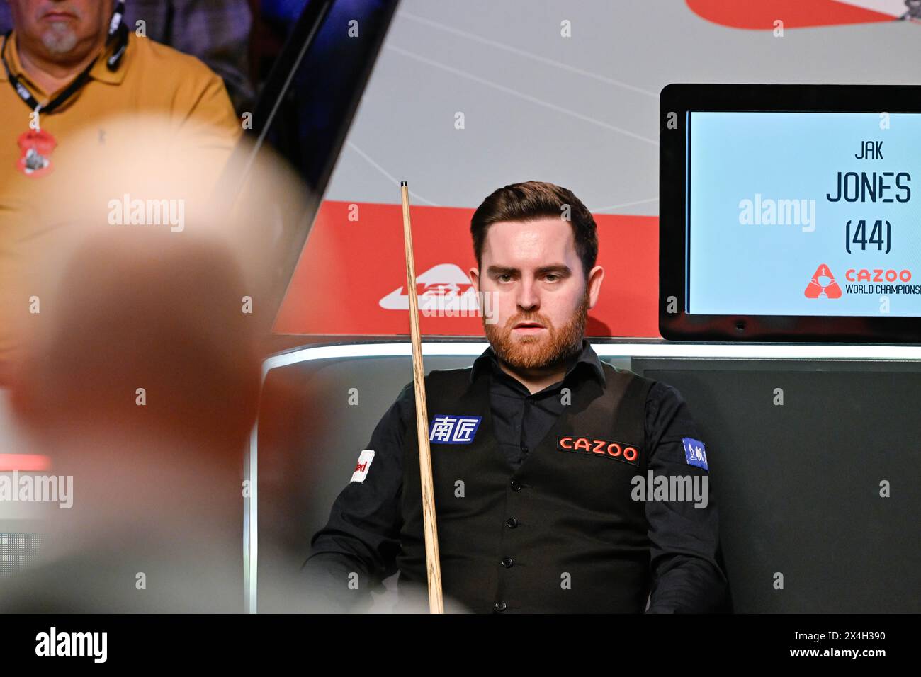 Jak Jones watches on Stuart Bingham, during the Cazoo World ...