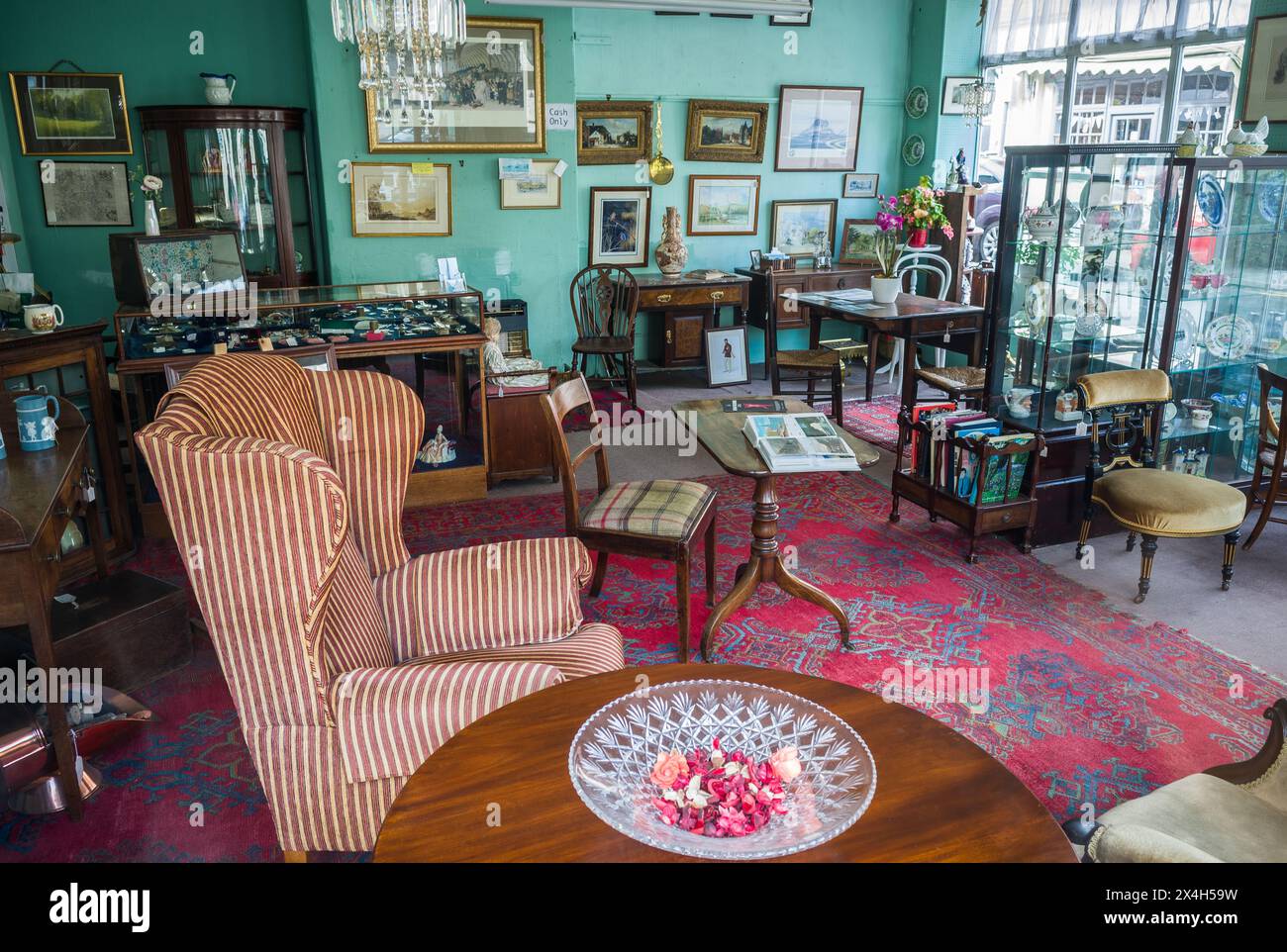 Antiques cabinet hi-res stock photography and images - Alamy