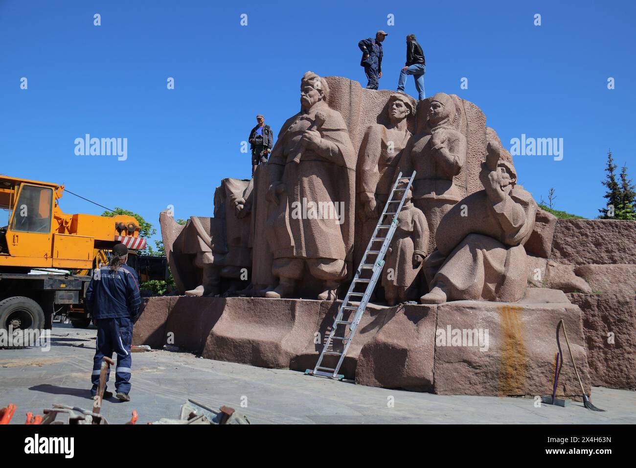 KYIV, UKRAINE - APRIL 30, 2024 - Workers are dismantling the monument ...