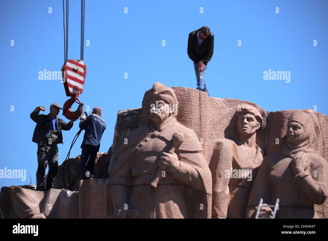 KYIV, UKRAINE - APRIL 30, 2024 - Workers are dismantling the monument ...
