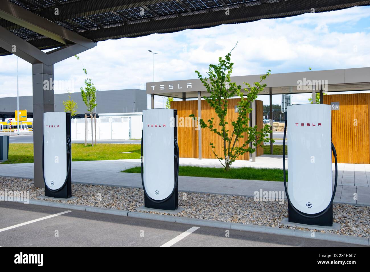 Free charging station, Tesla-Supercharger v4 Lounge, Power Charger ev ...