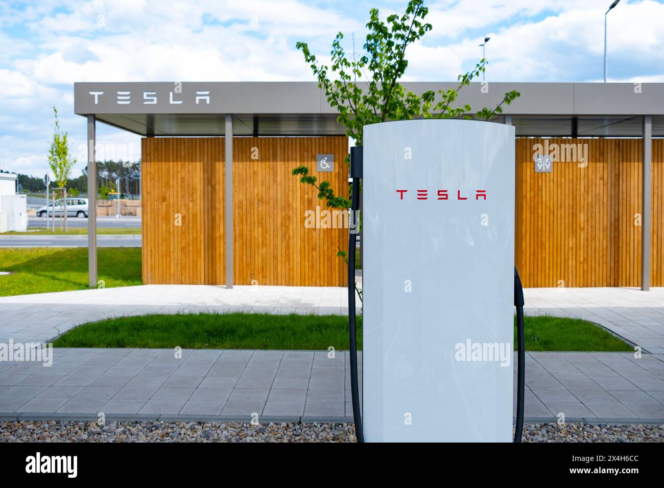 Free charging station, Tesla-Supercharger v4 Lounge, Power Charger ev ...