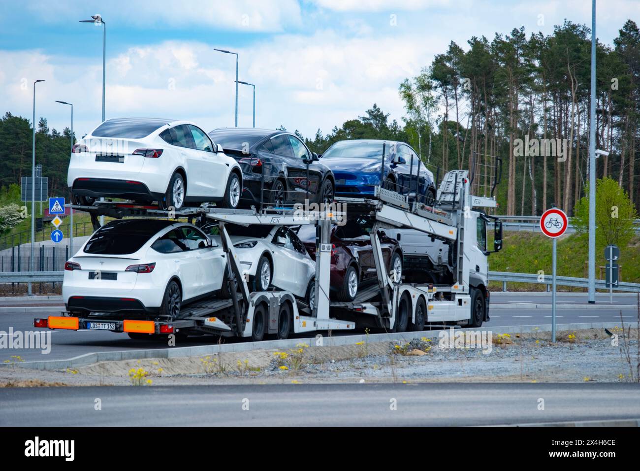 semi-truck efficiently transports Tesla cars from production ...