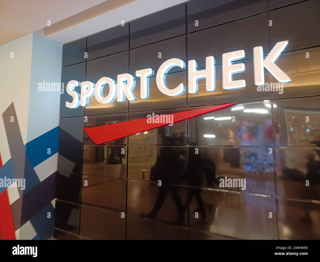 Sports chek building hi-res stock photography and images - Alamy