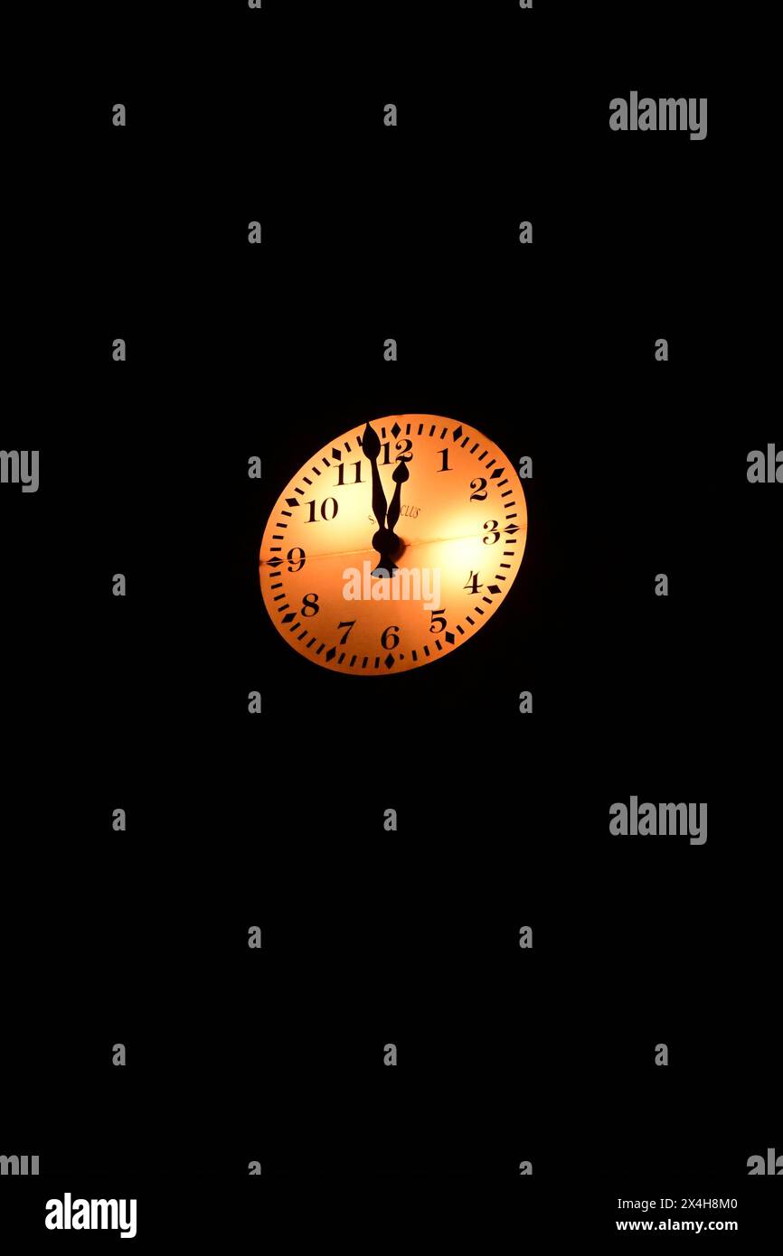 Roundclock hi-res stock photography and images - Alamy