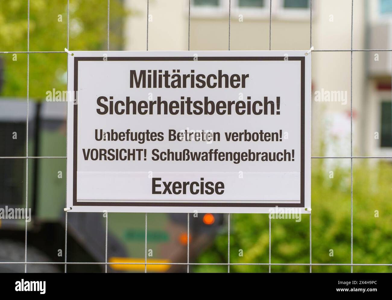 27 April 2024, Hesse, Alsfeld: A "Military security area!" sign marks ...