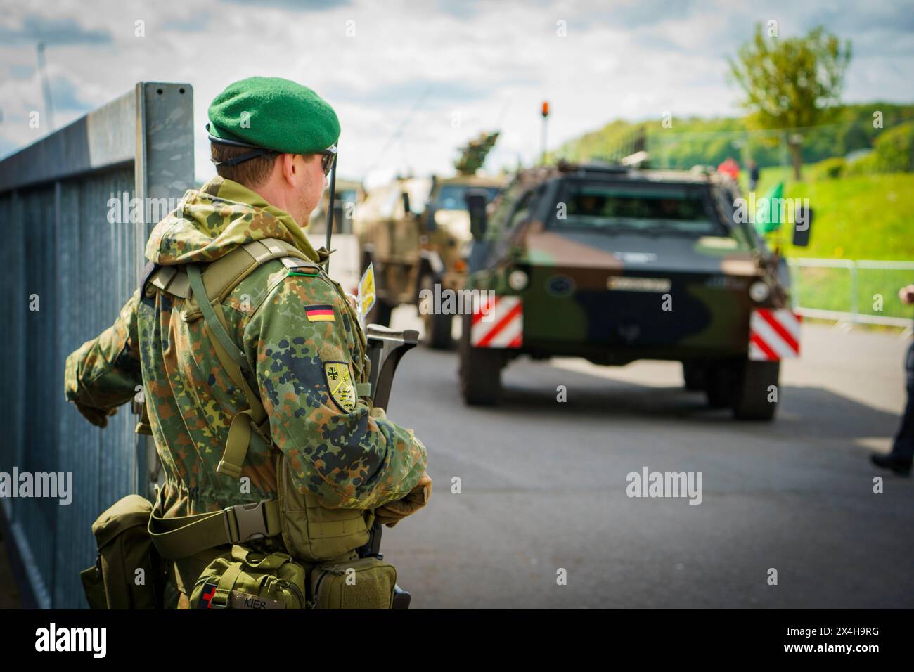 27 April 2024, Hesse, Alsfeld: A soldier secures the access road to the ...
