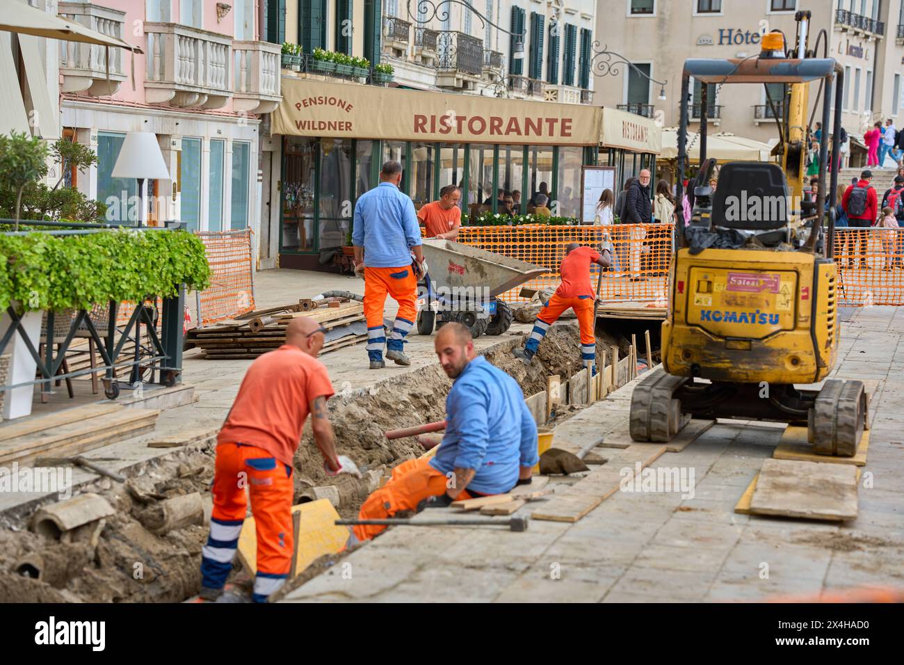 Bagger schaufel symbol hi-res stock photography and images - Alamy
