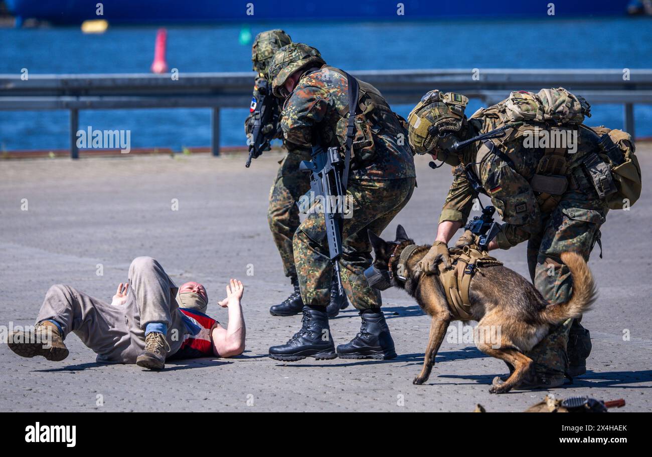 Rostock, Germany. 03rd May, 2024. Soldiers arrest an assumed attacker ...