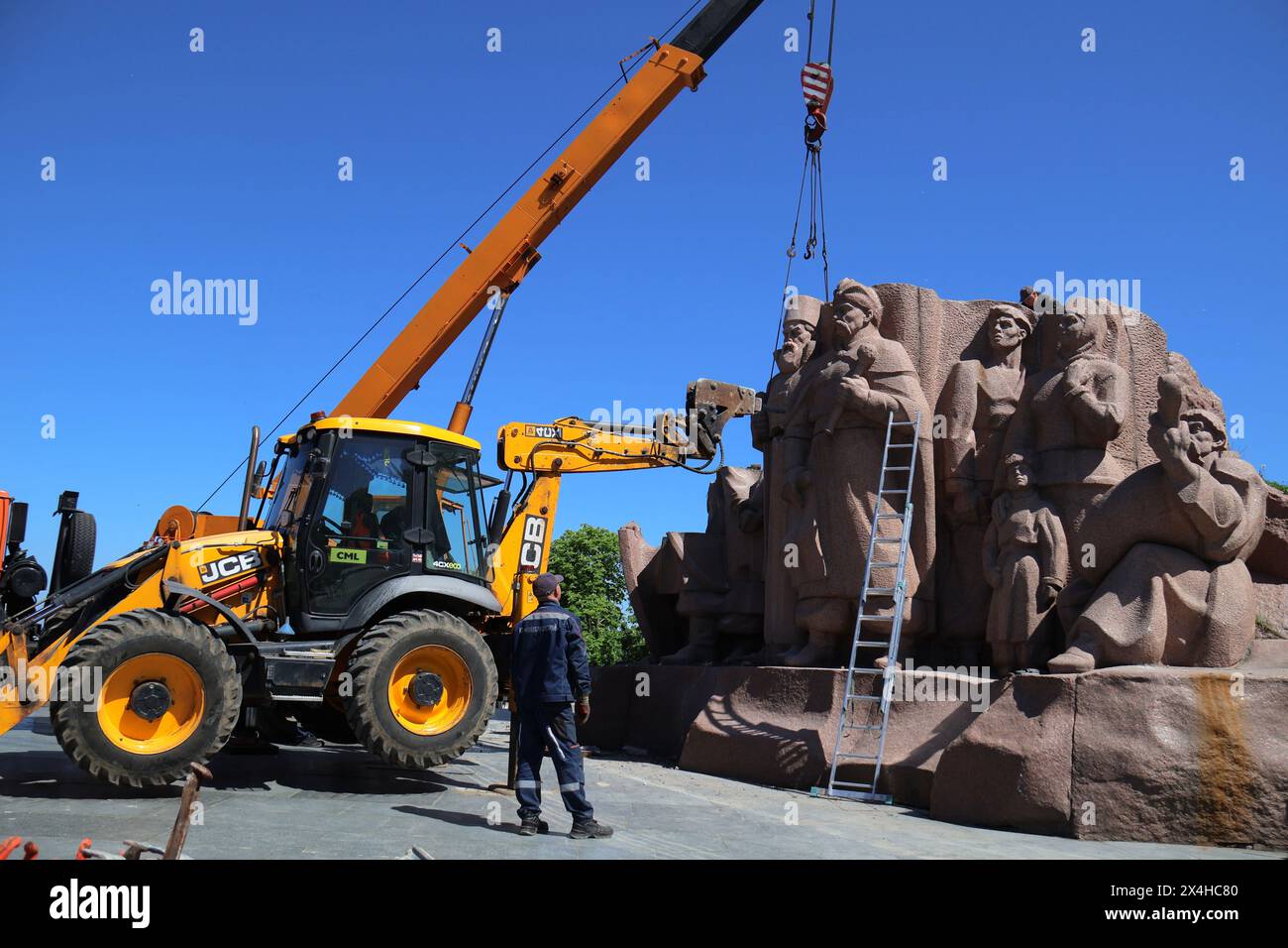 Non Exclusive: KYIV, UKRAINE - APRIL 30, 2024 - Workers are dismantling ...