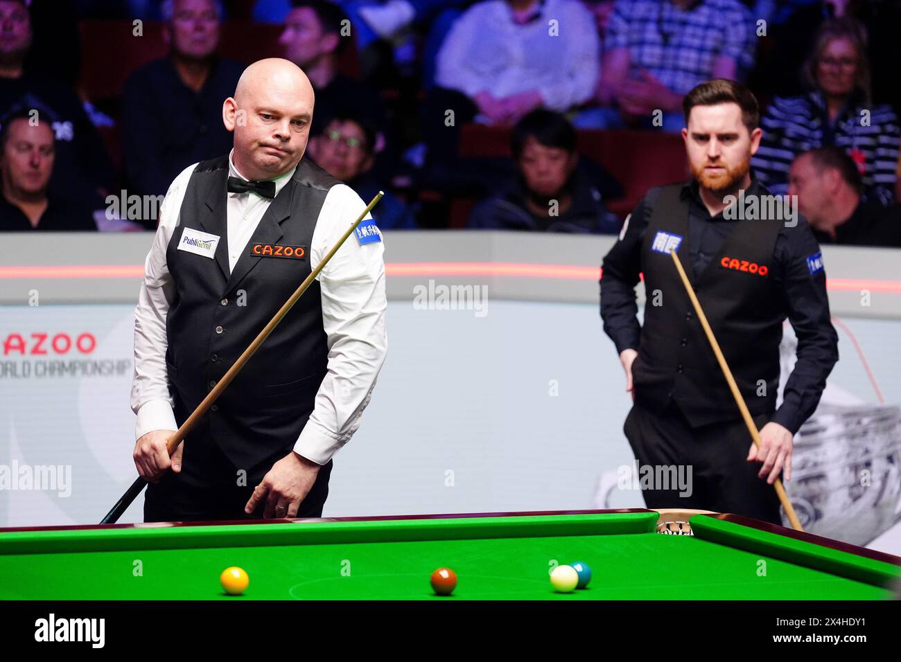 Stuart Bingham (left) during their semi-final match against Jak Jones ...
