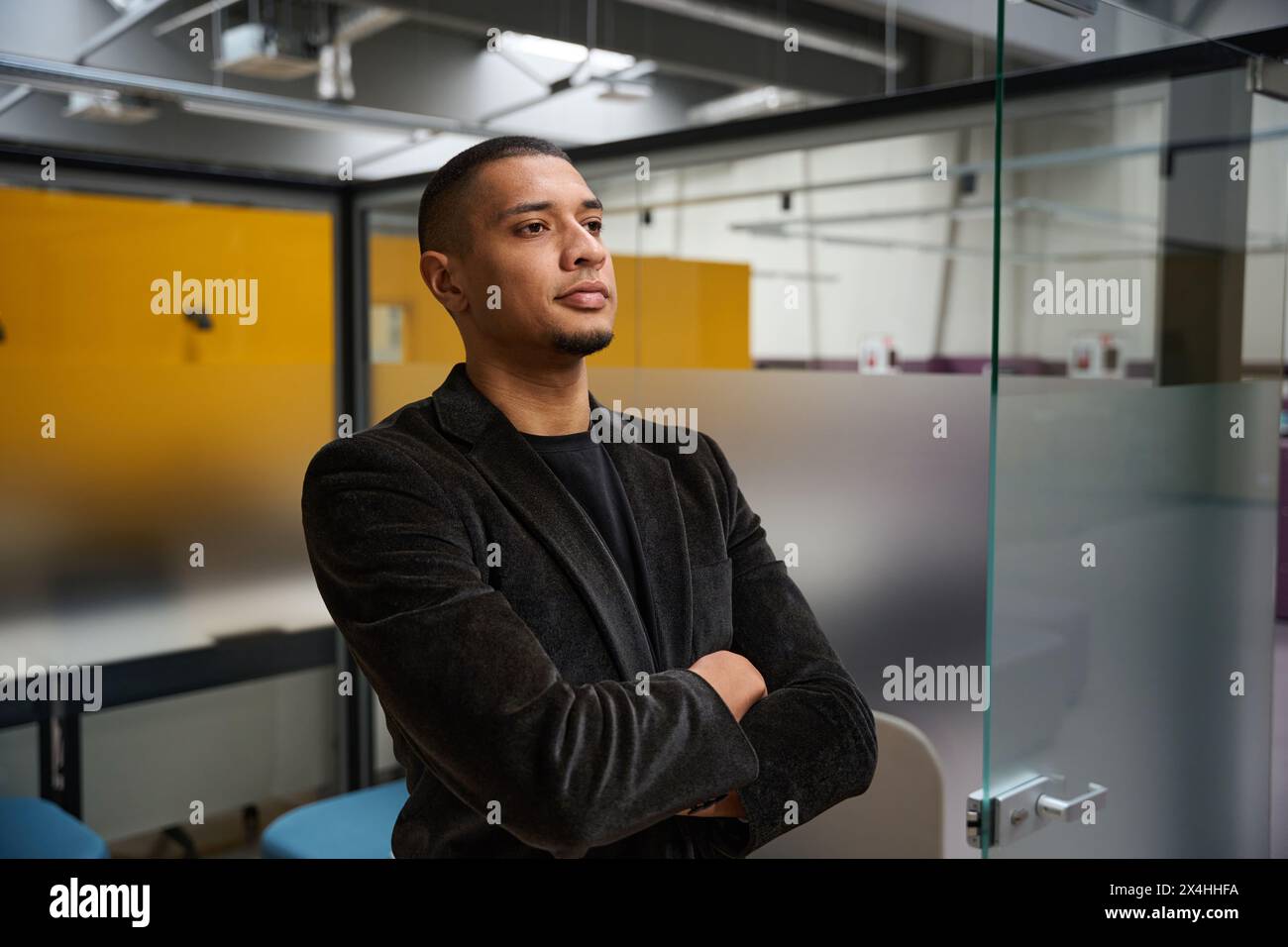 Arms across chest hi-res stock photography and images - Alamy