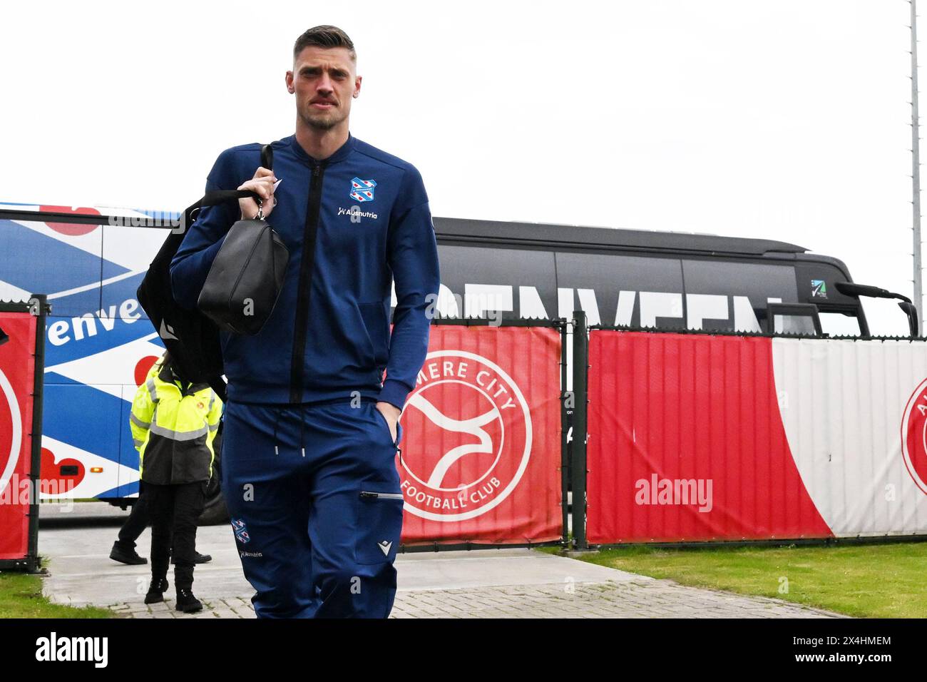 ALMERE - sc Heerenveen goalkeeper Andries Noppert arrives in Almere ...