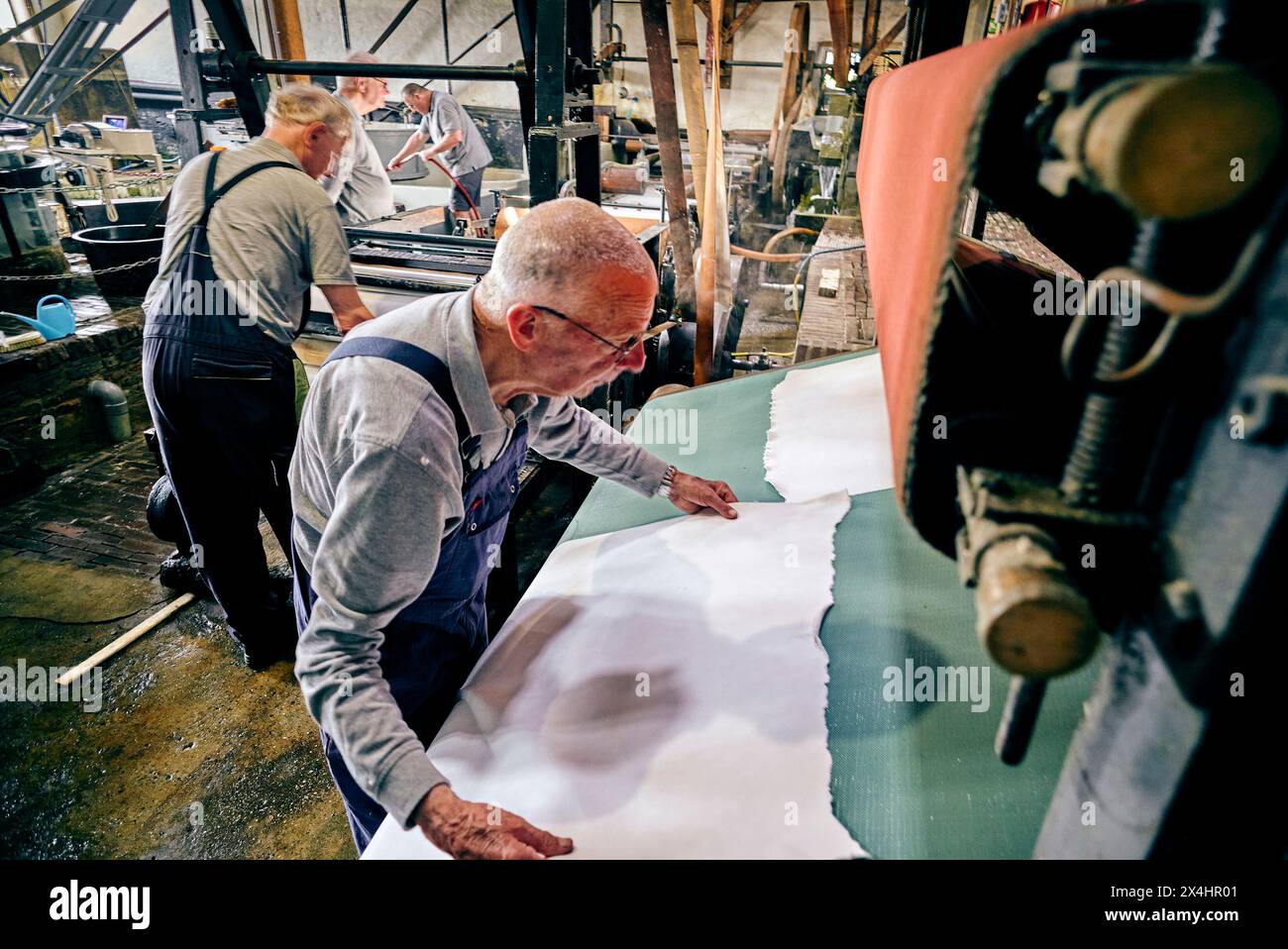 The wet paper goes through the drying press. Paper mill De Middelste ...