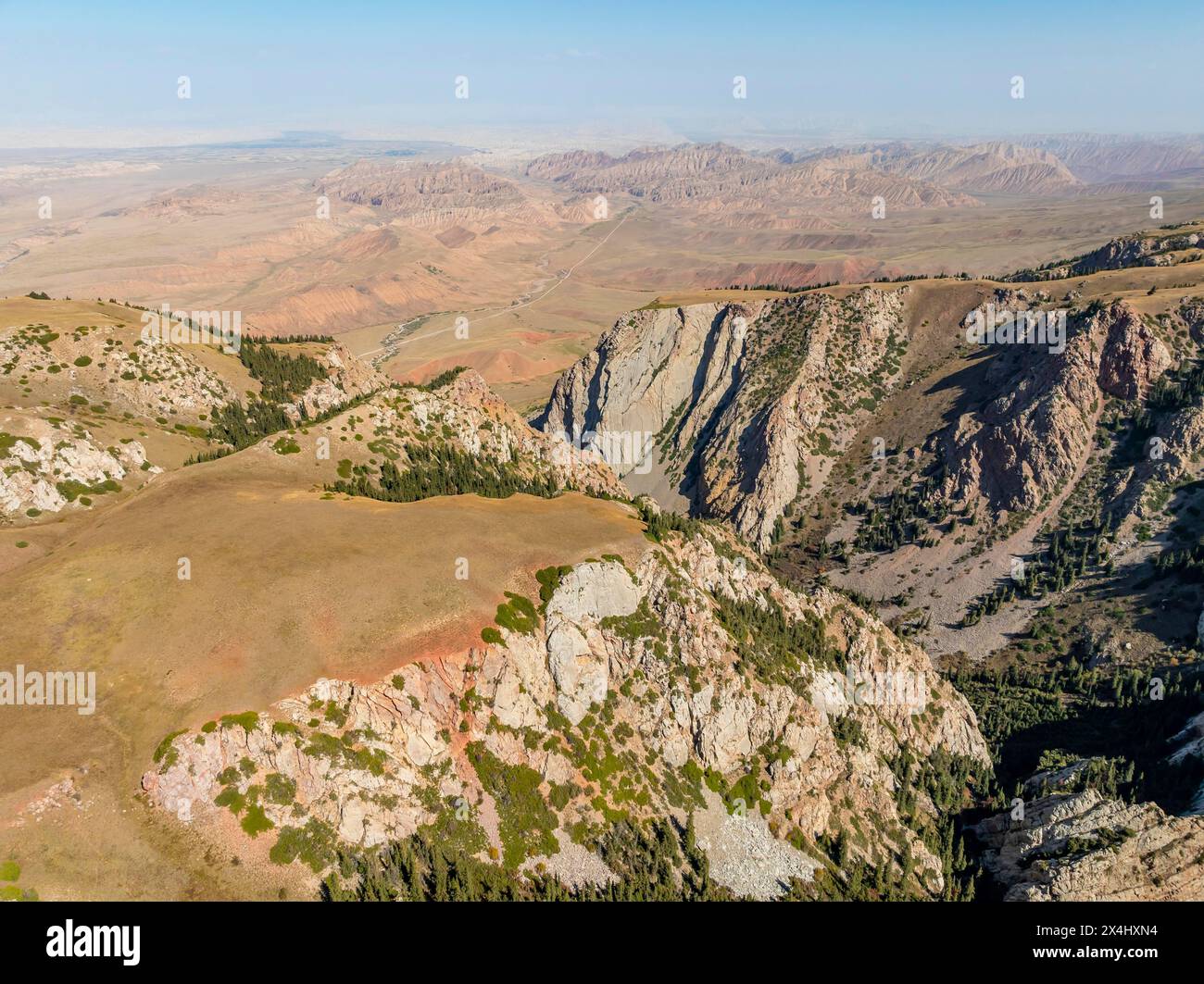 Moldo-Ashuu Pass, mountain landscape with steep rocks between yellow ...
