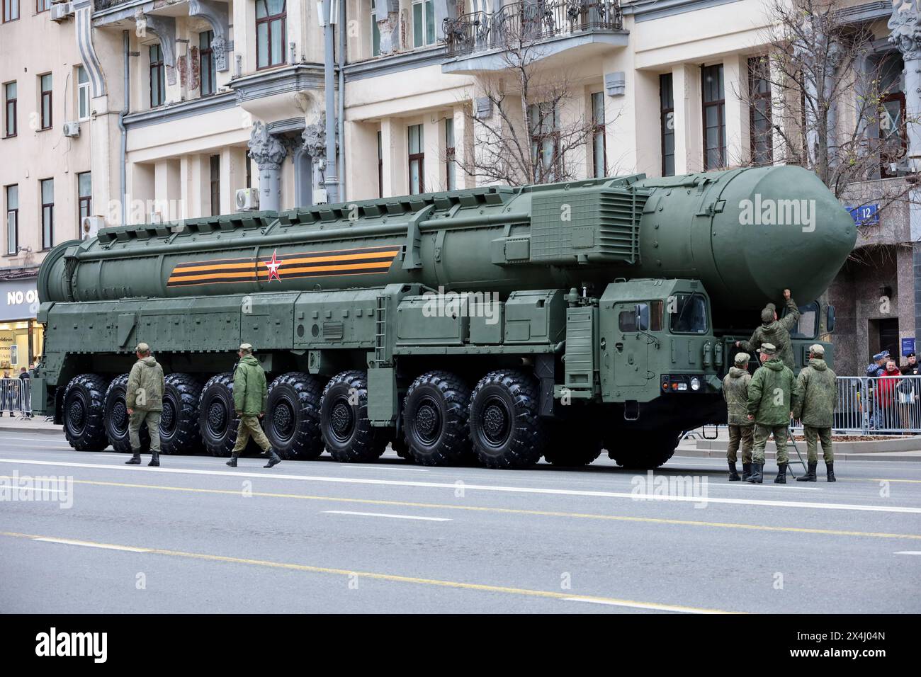 Russian soldiers on parade hi-res stock photography and images - Alamy
