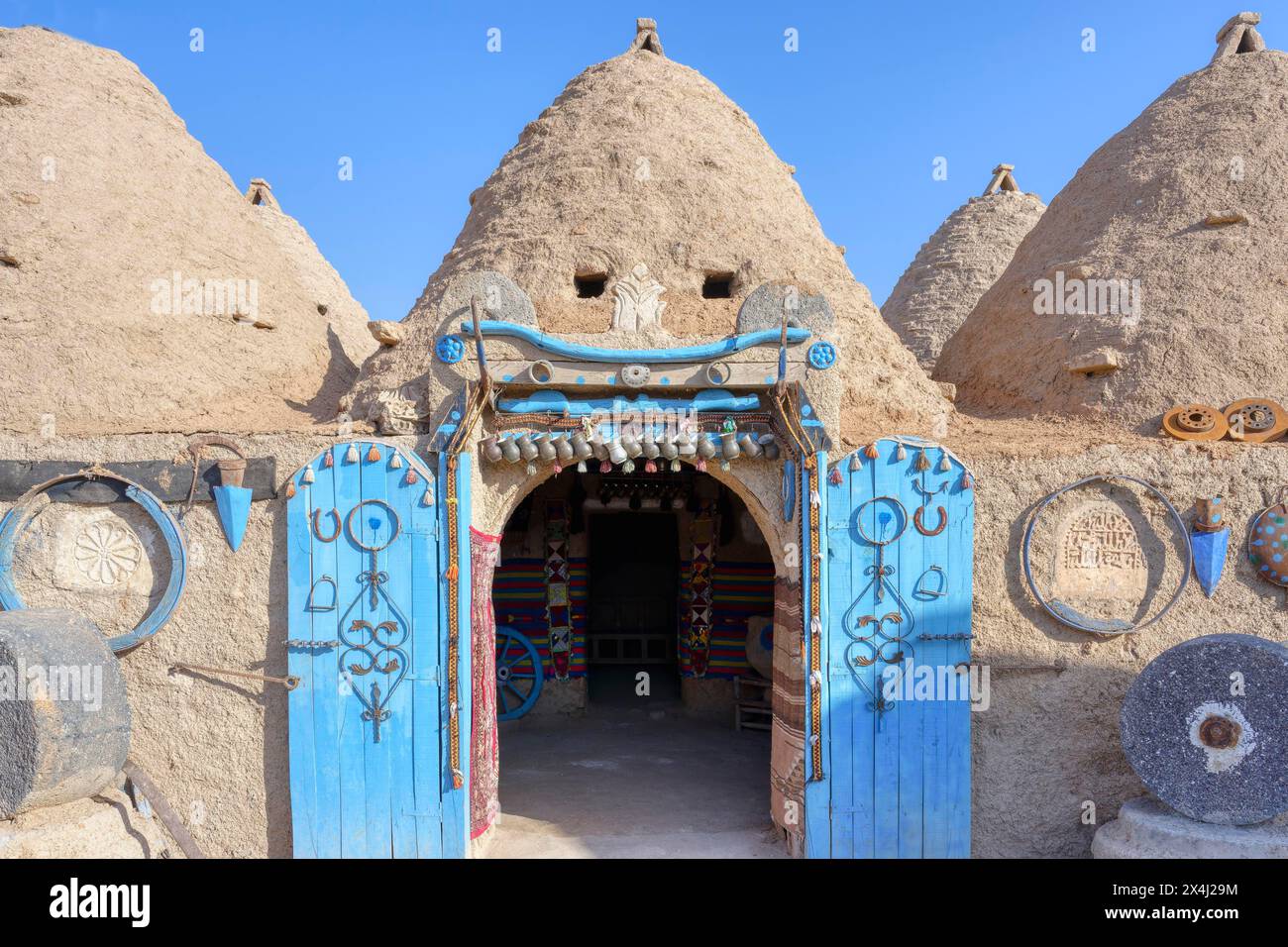 Traditional mud brick houses in the form of beehives, Harran, Turkey ...