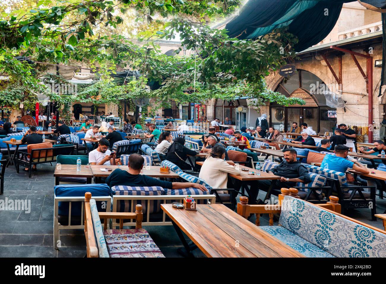 Sanliurfa people hi-res stock photography and images - Alamy
