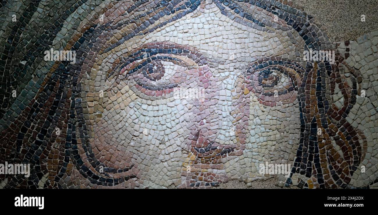 Zeugma gypsy girl hi-res stock photography and images - Alamy