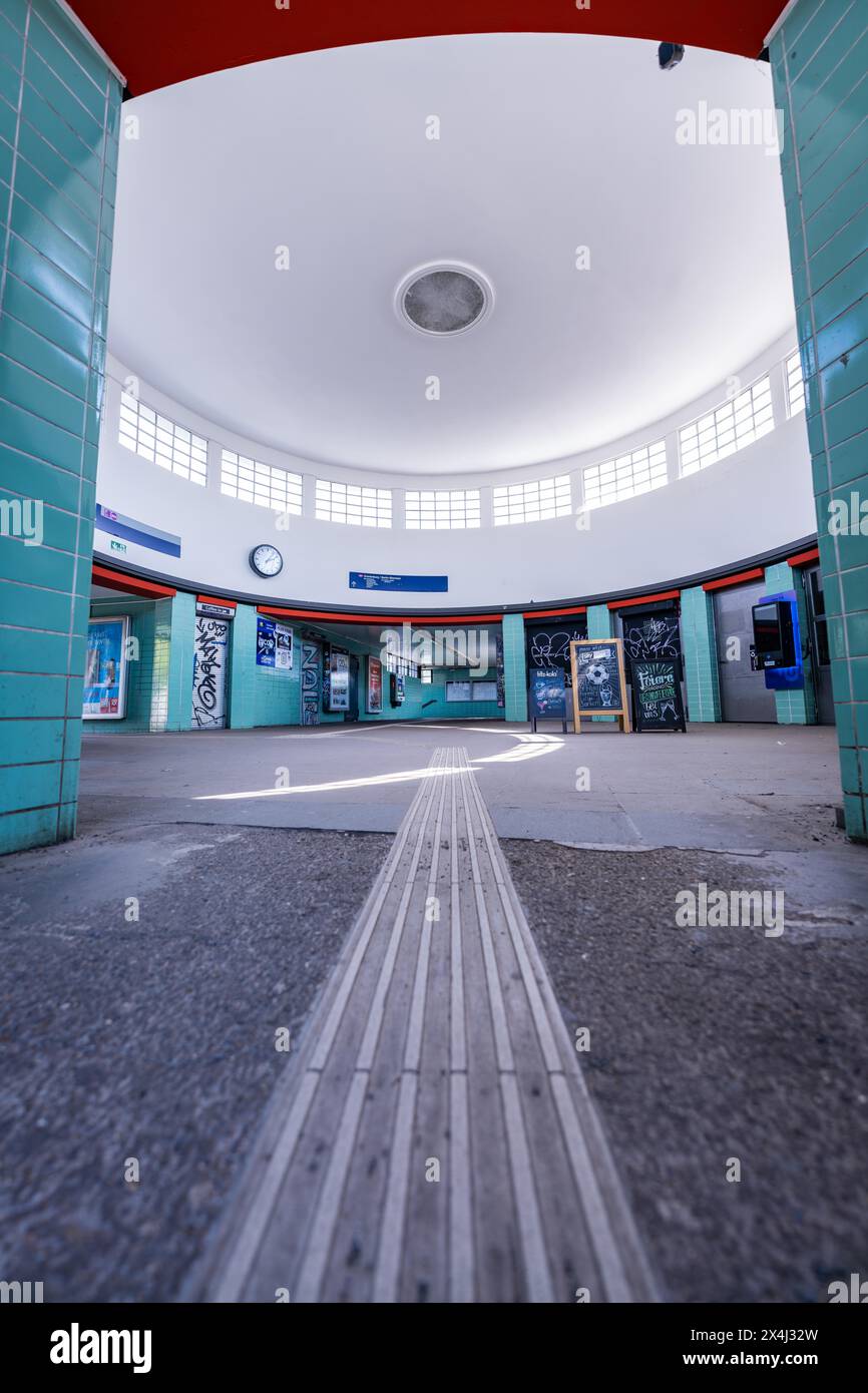 Wide and symmetrical entrance hall with central dome and clear lines ...