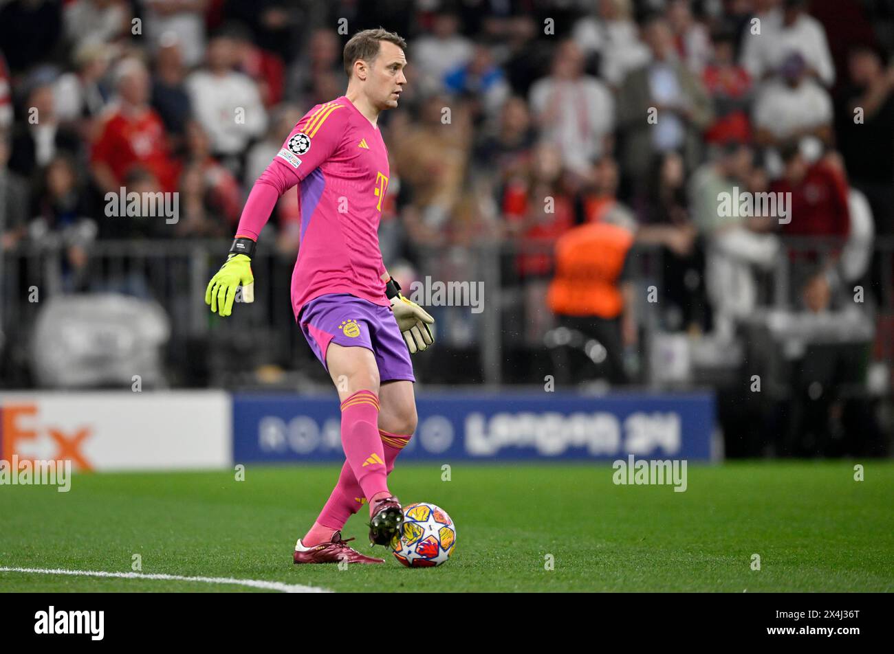 Goalkeeper Manuel Neuer FC Bayern Munich FCB (01) Action on the ball ...