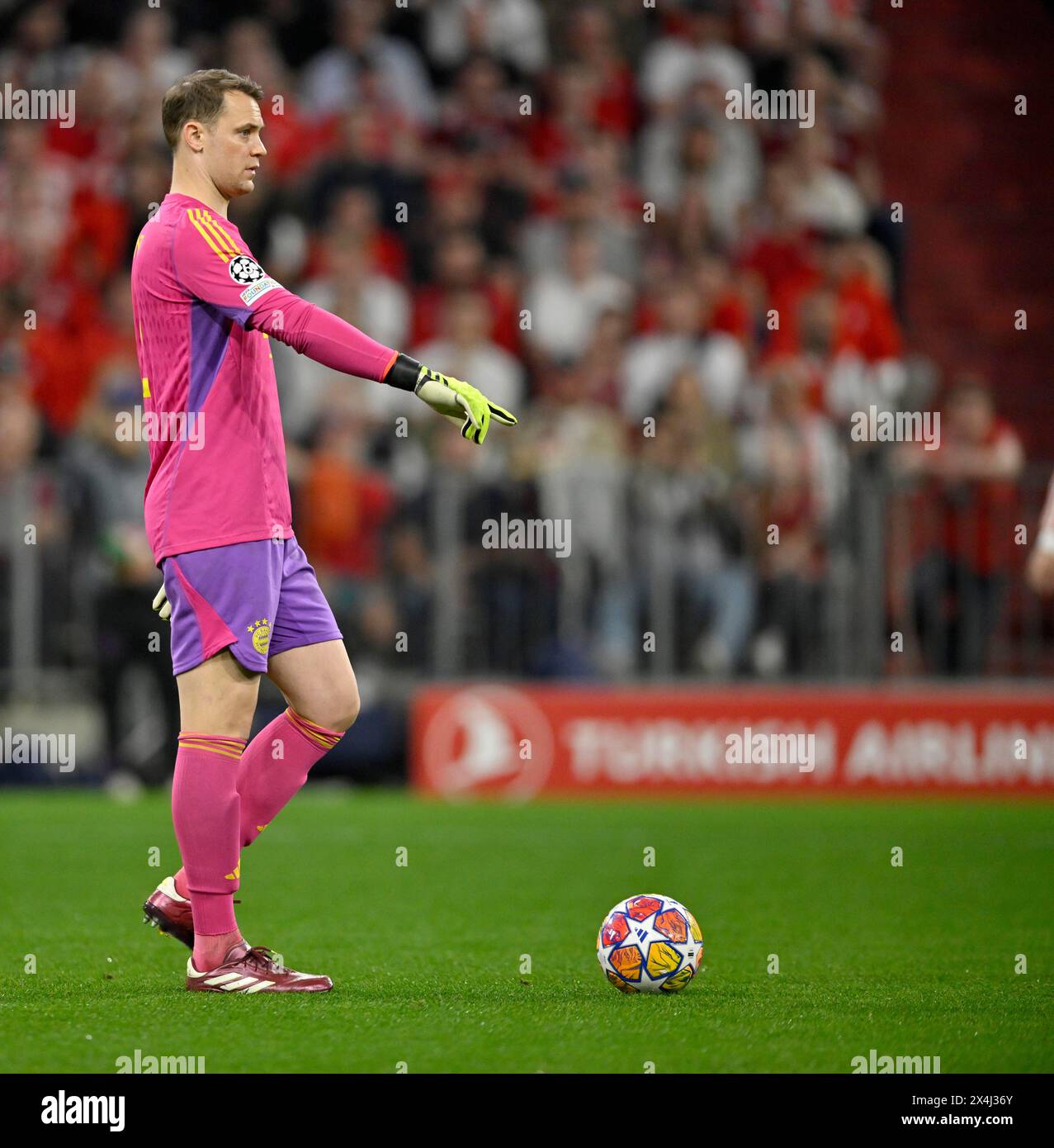 Goalkeeper Manuel Neuer FC Bayern Munich FCB (01) Action on the ball ...