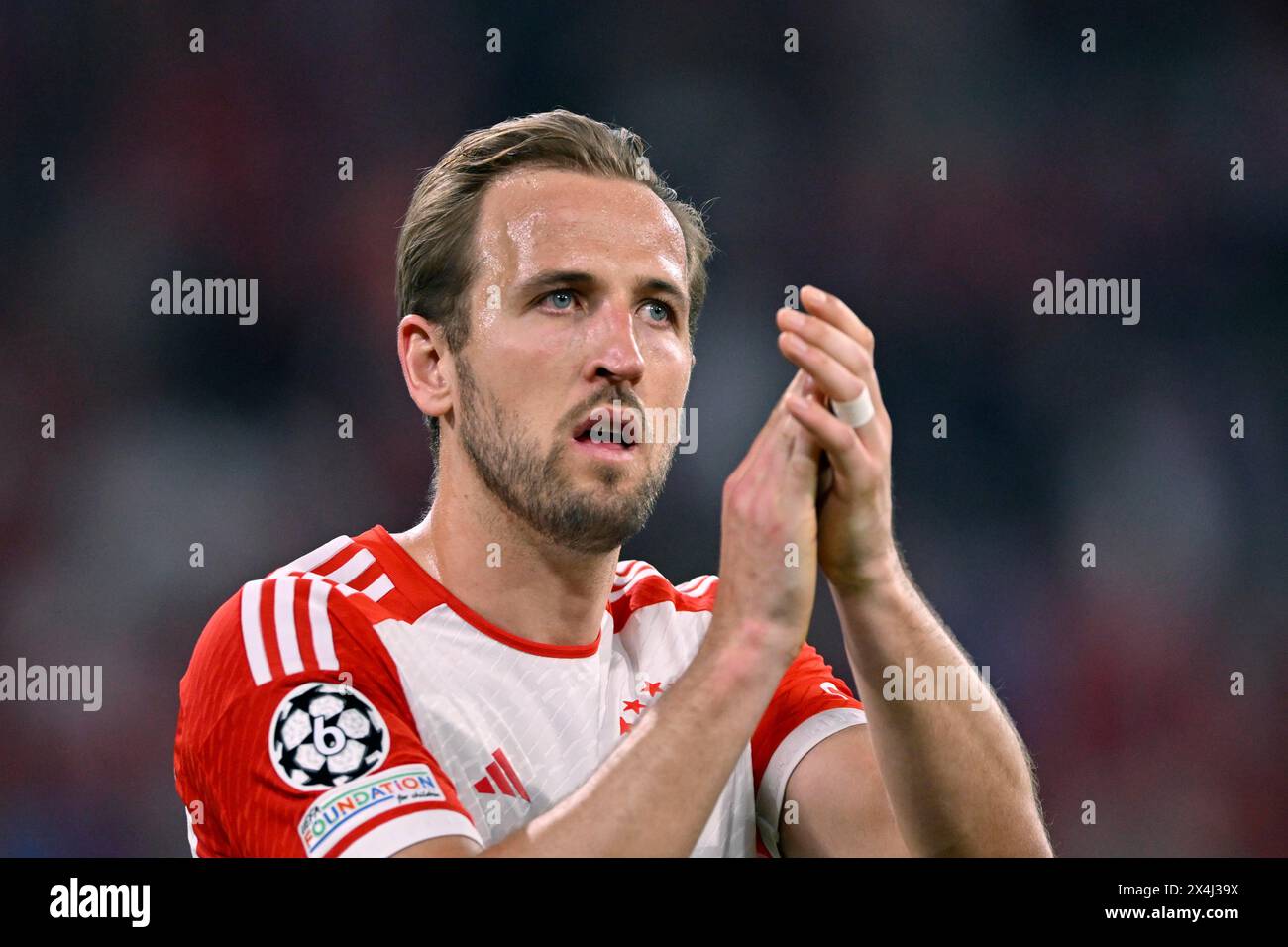 Harry Kane FC Bayern Munich FCB (09) thanks fans, gesture gesture ...