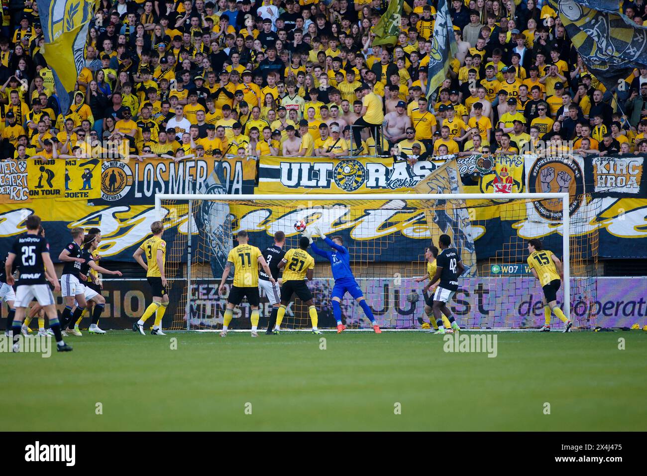 KERKRADE, NETHERLANDS - MEI 3 : Calvin Raatsie of Roda JC saves the ...