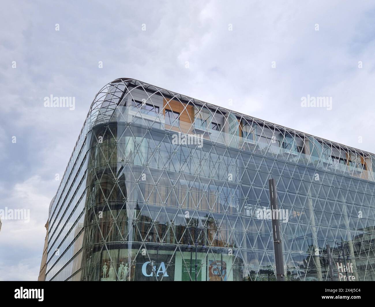 Sleek building profile hi-res stock photography and images - Alamy