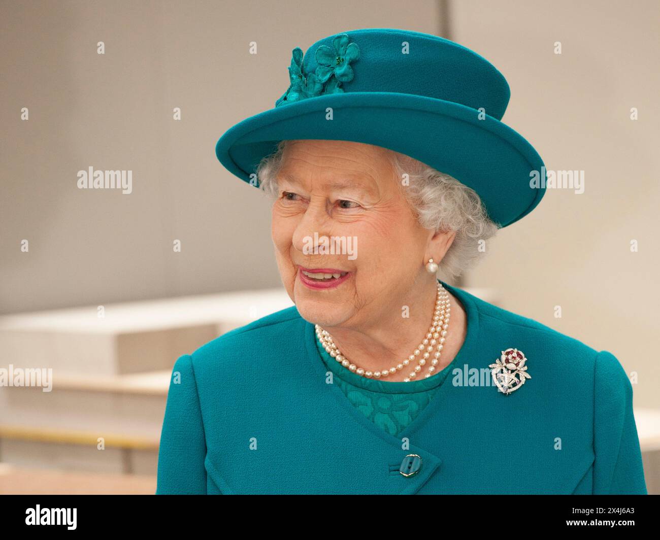 Queen elizabeth ii smile headshot hi-res stock photography and images ...