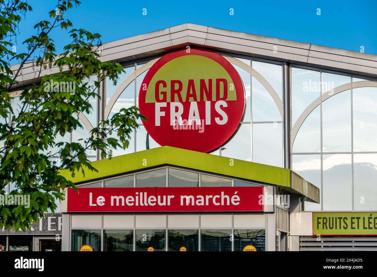 No parking sign in french hi-res stock photography and images - Alamy