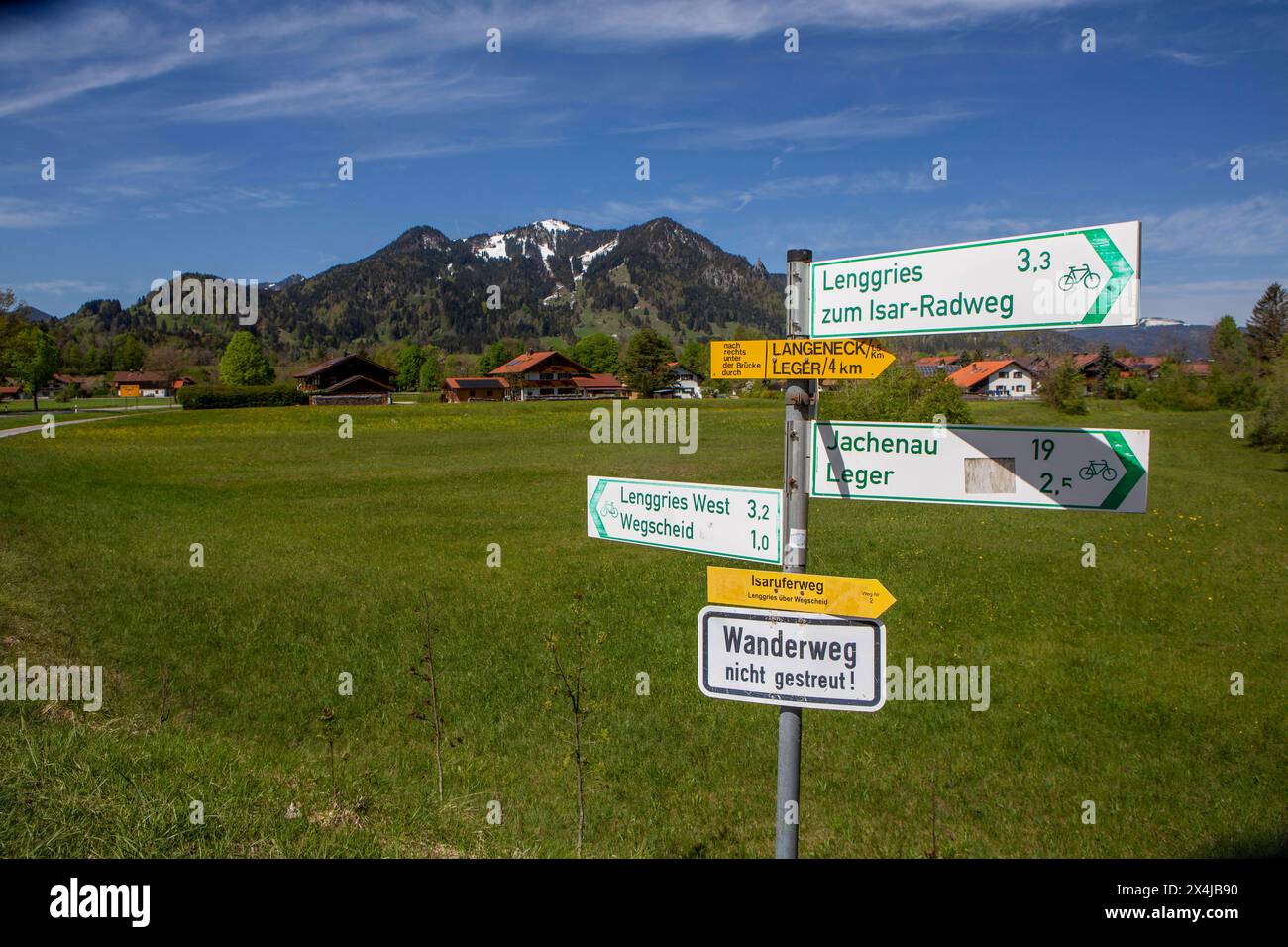 Hinweisschilder Isar-Radweg in der Nähe von Lenggries Bayern .. Der ...