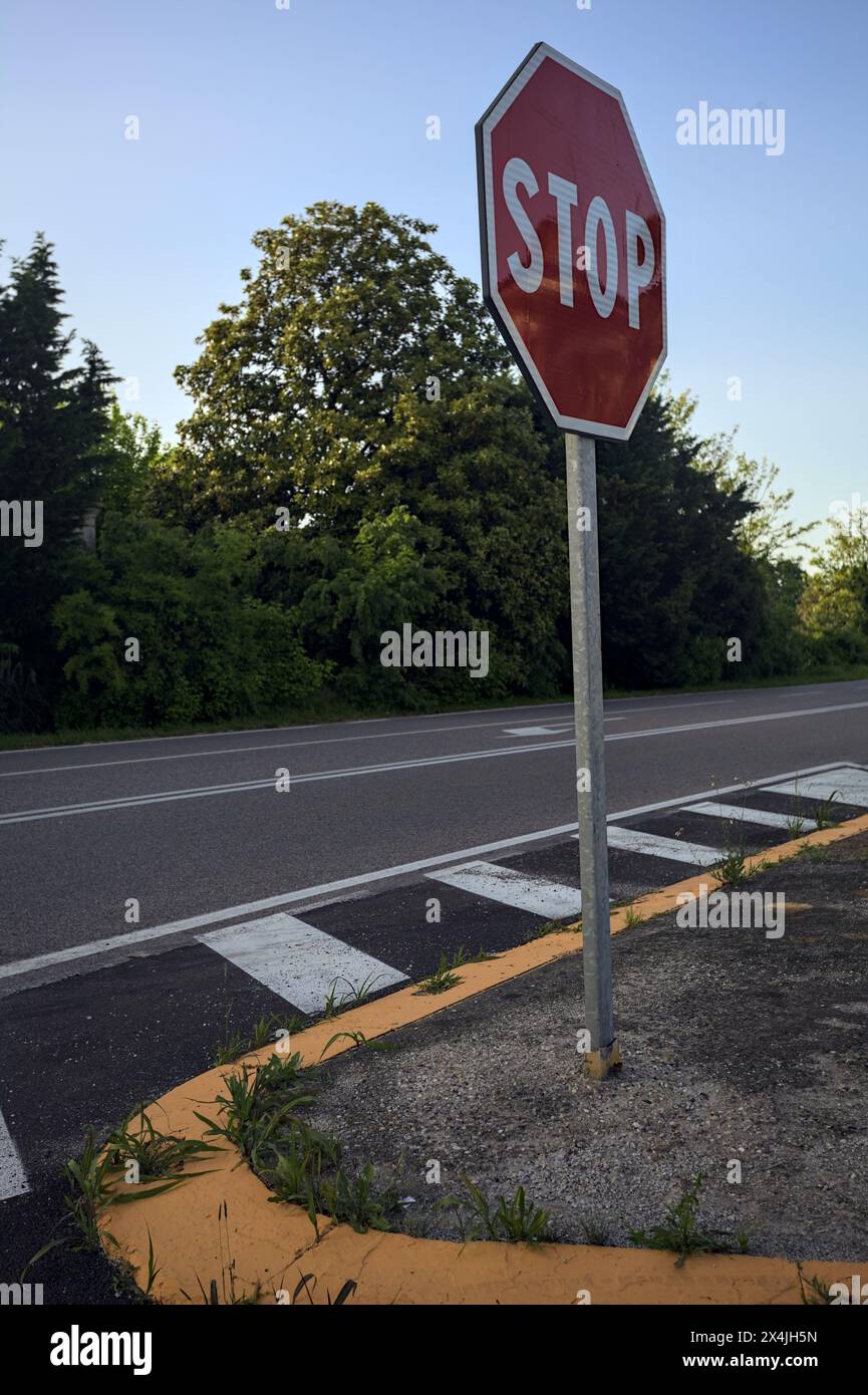 Country bus stop sign hi-res stock photography and images - Alamy