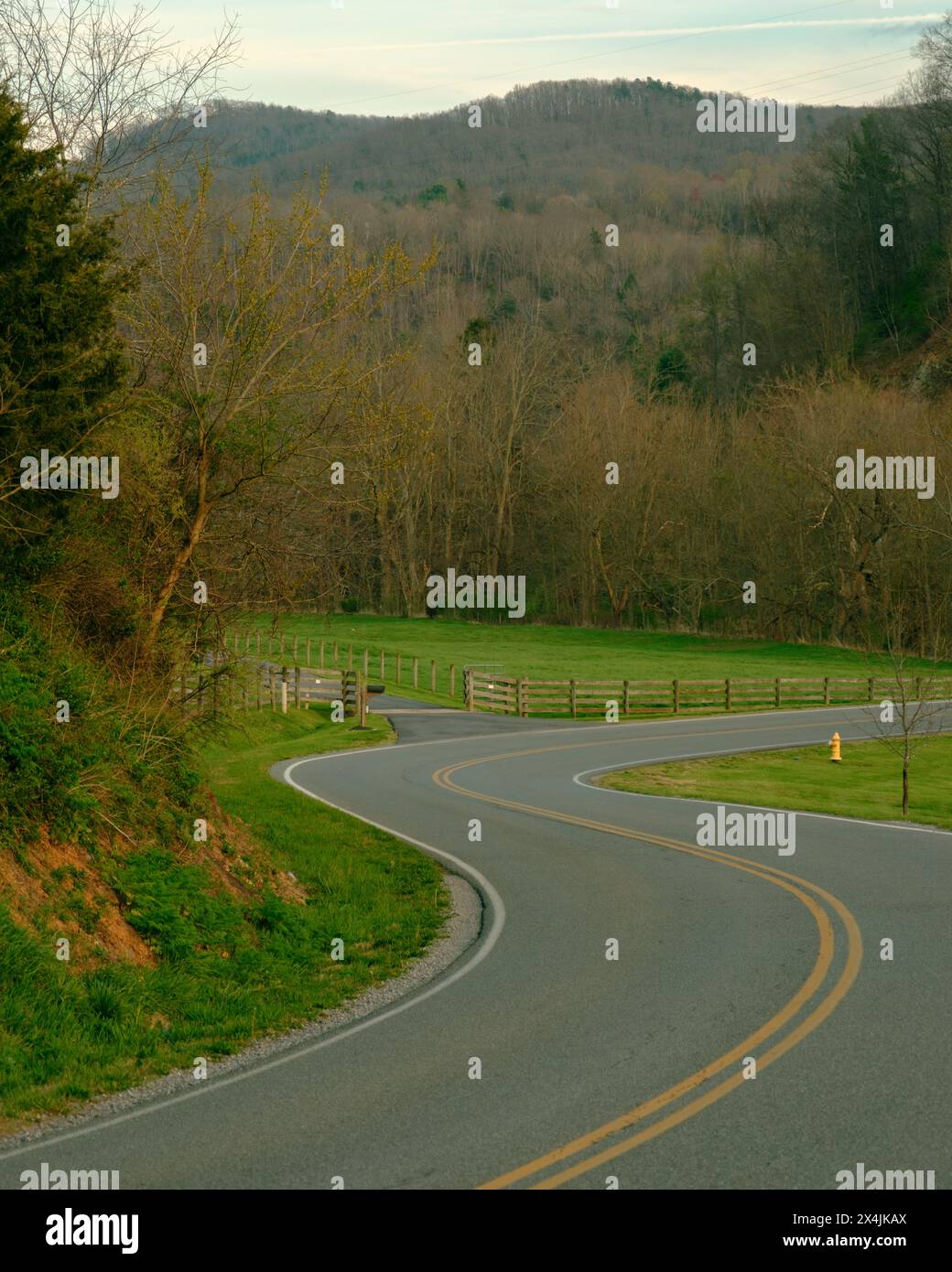 Windy road hi-res stock photography and images - Alamy