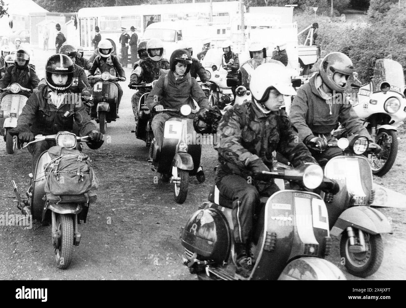 MODS WITH THEIR SCOOTERS AT THE ISLE OF WIGHT SCOOTER RALLY, 1985 PIC ...