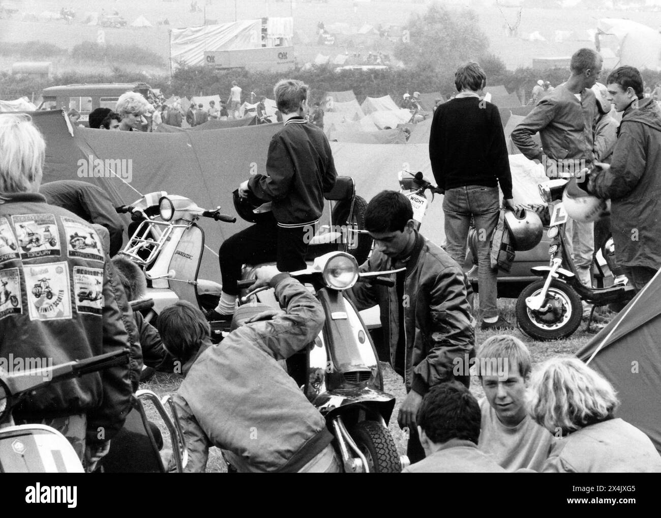 MODS WITH THEIR SCOOTERS AT THE ISLE OF WIGHT SCOOTER RALLY, 1985 PIC ...