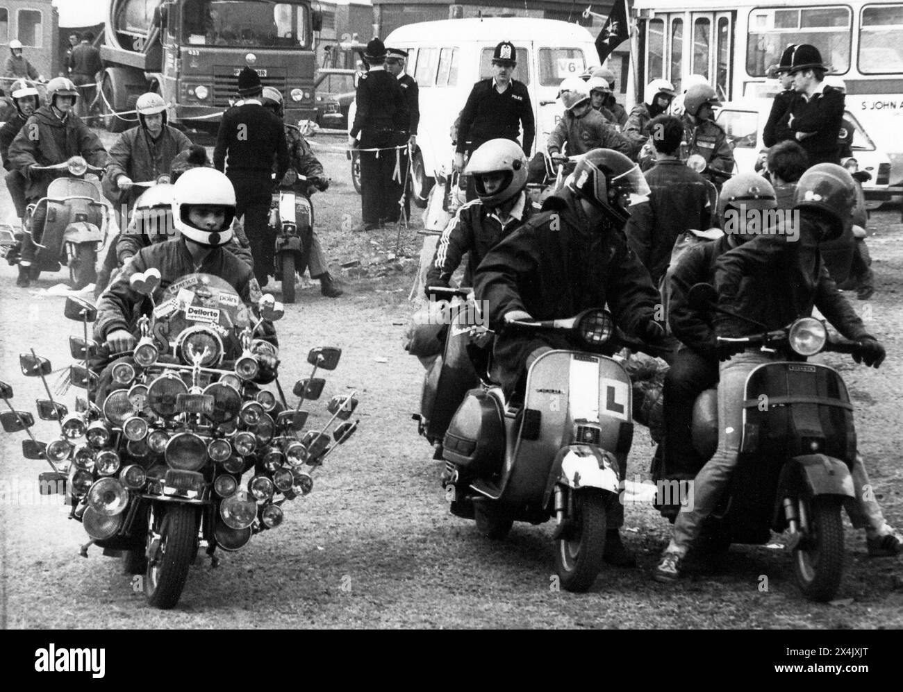 MODS WITH THEIR SCOOTERS AT THE ISLE OF WIGHT SCOOTER RALLY, 1985 PIC ...