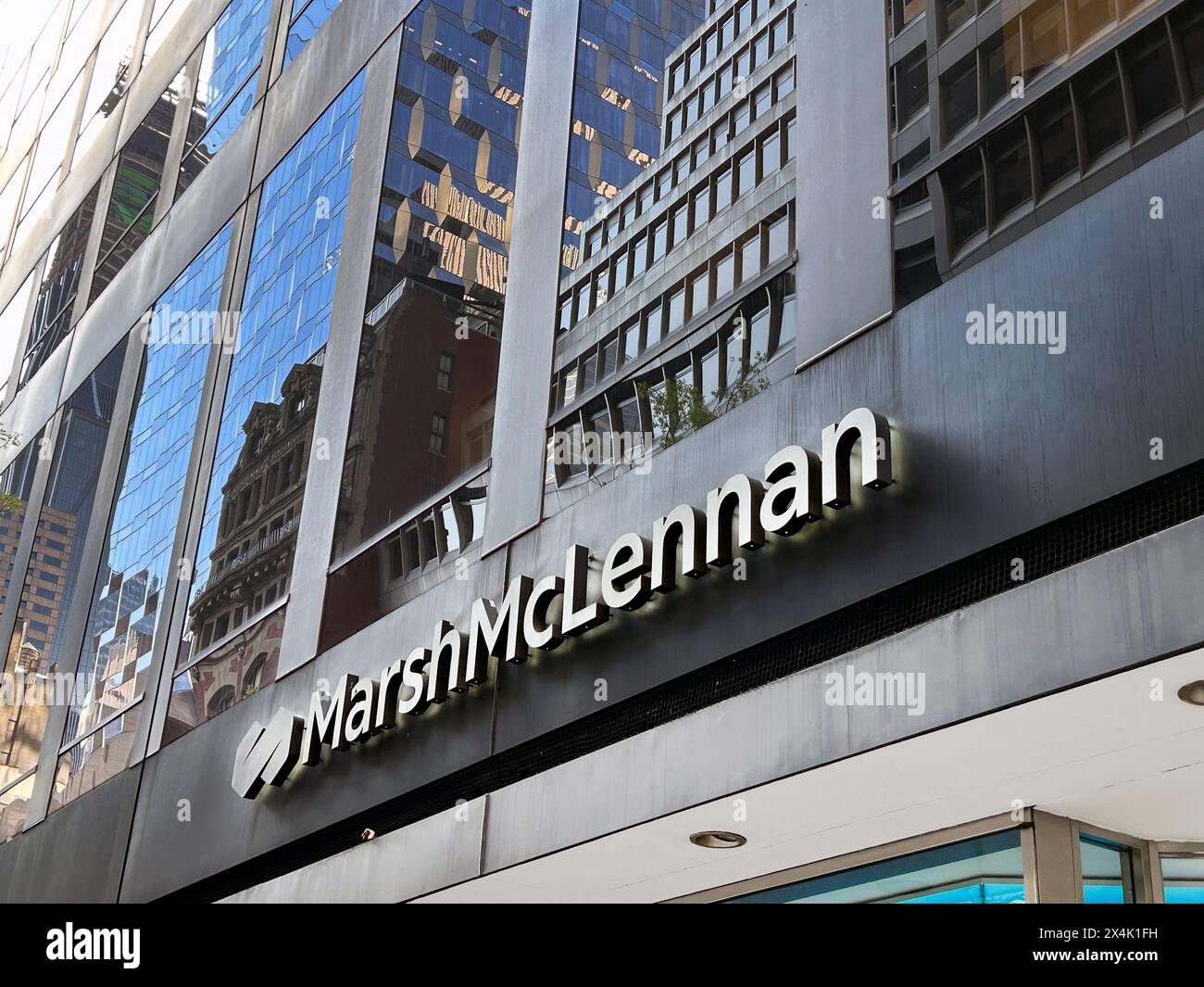 Marsh McLennan Headquarters, exterior view, Avenue of the Americas, New ...