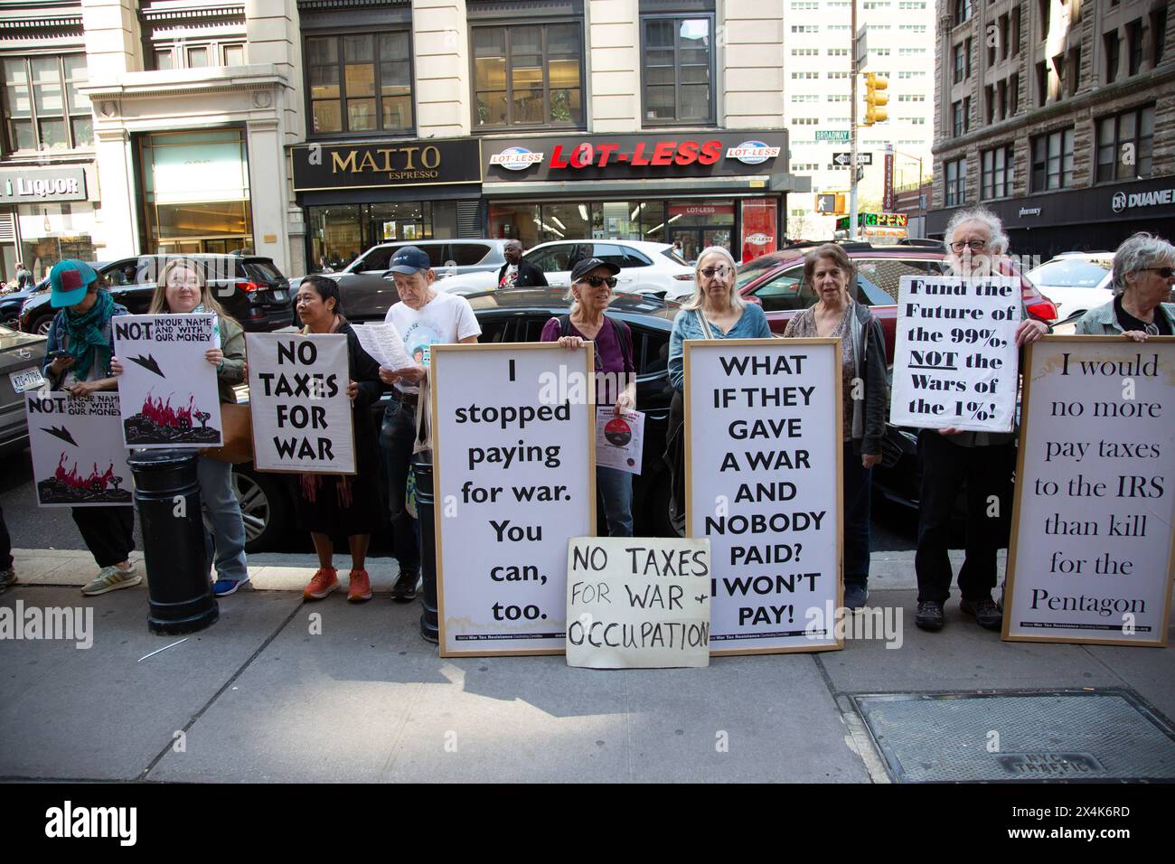 Anti-War and peace activists demonstrate in front of the Federal ...