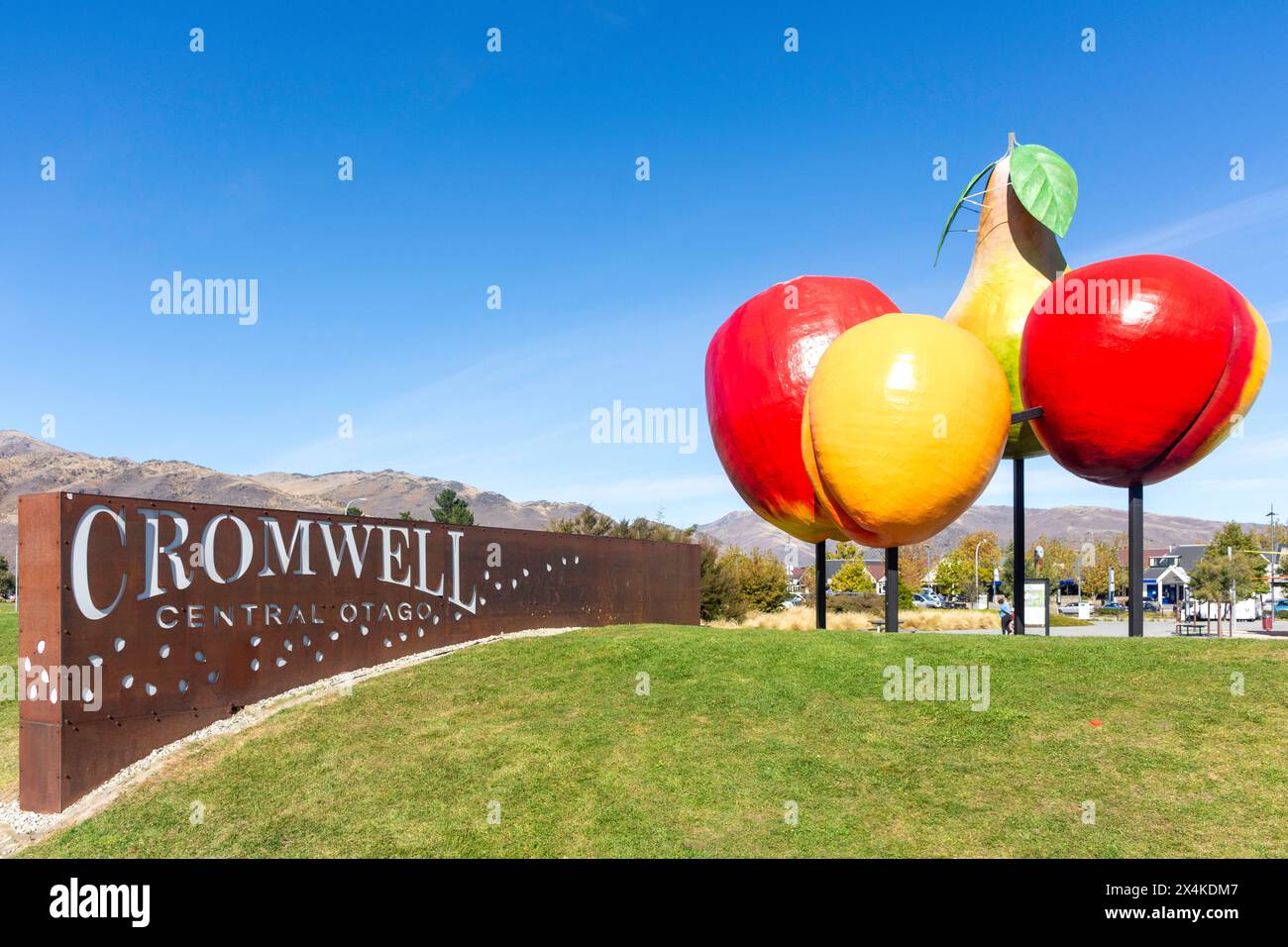 Cromwell Fruit Sculpture and town sign, State Highway 8, Cromwell ...