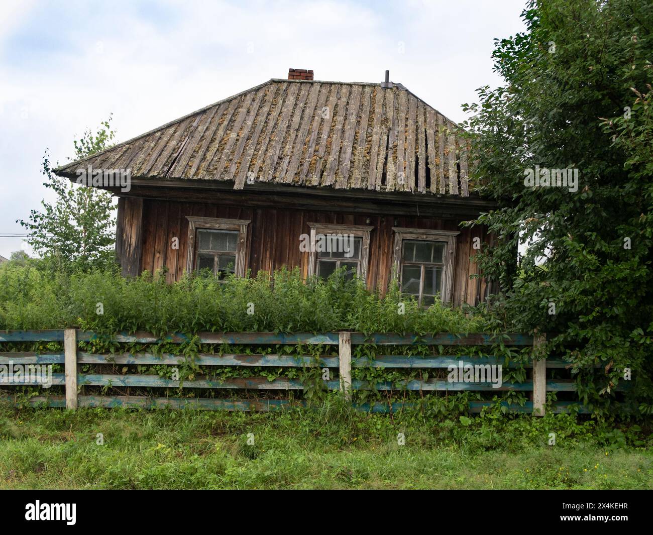 A house behind a fence russia hi-res stock photography and images - Alamy