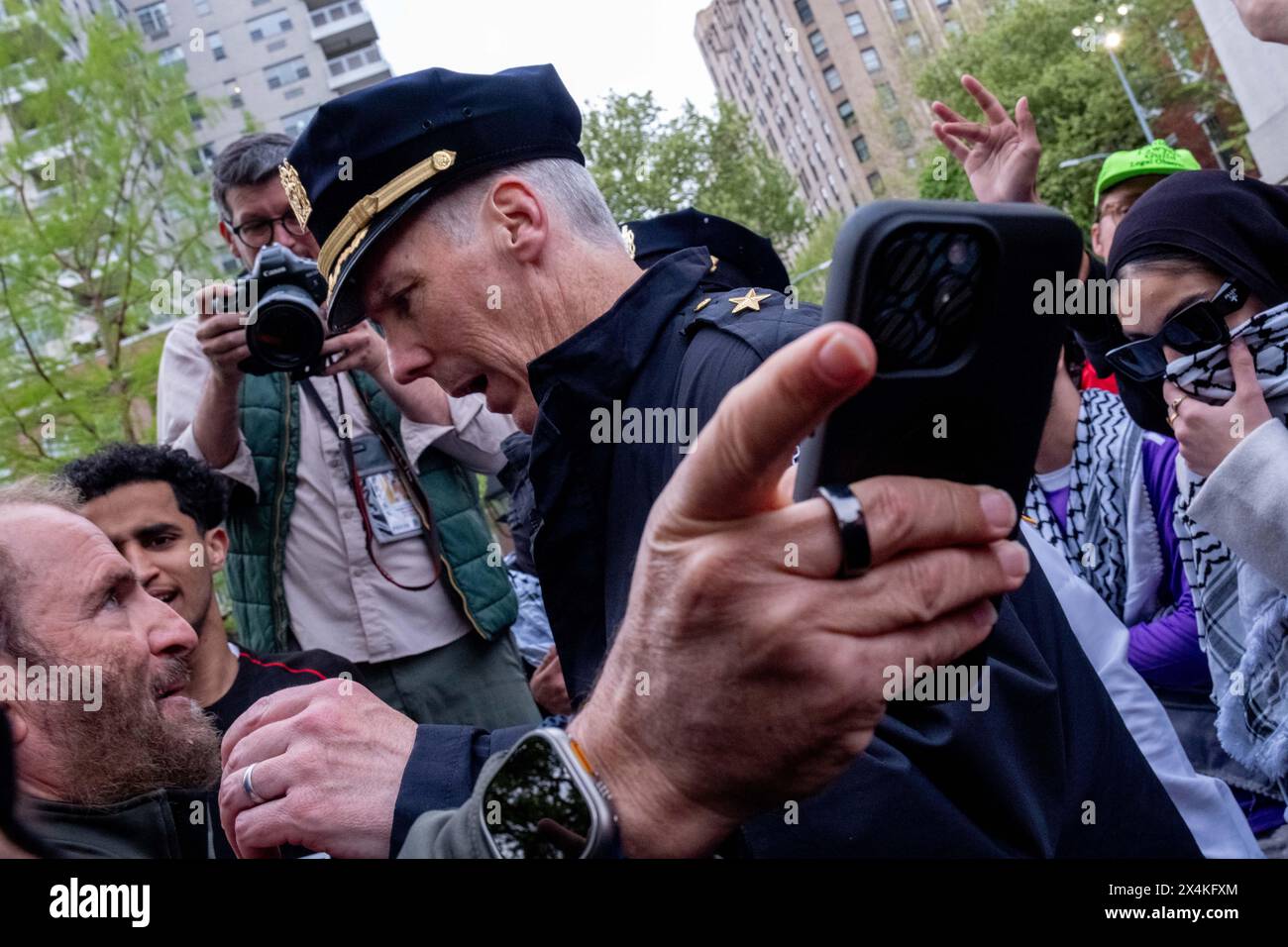 Rabbi Shmuley Boteach and NYPD Deputy Chief Timothy Beaudette exchange ...