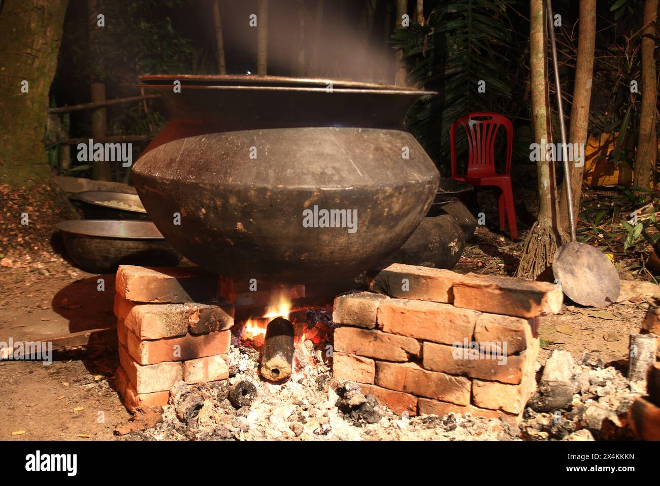 Campfire in wood stove lots hi-res stock photography and images - Alamy