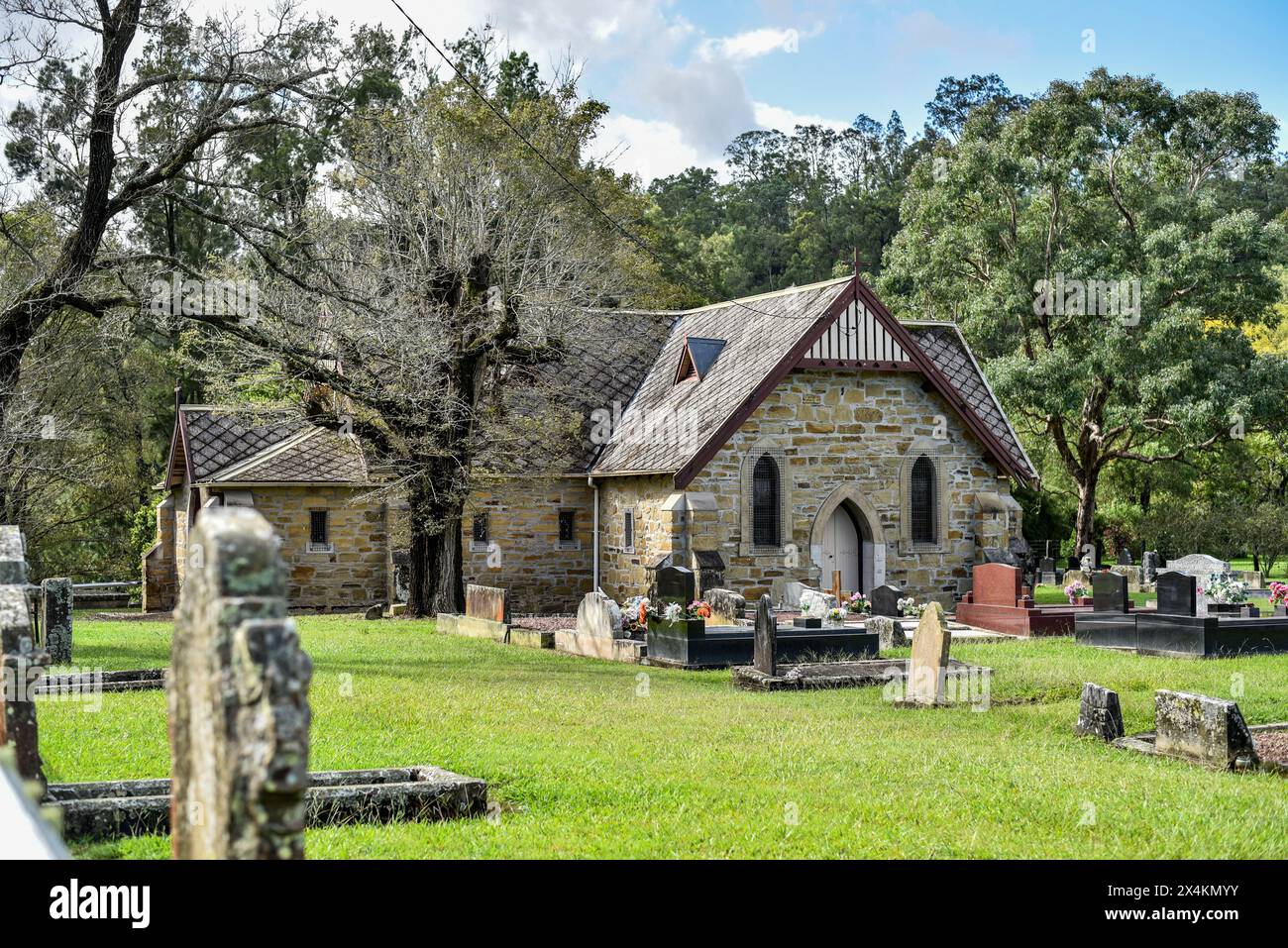 Old stone church hi-res stock photography and images - Alamy