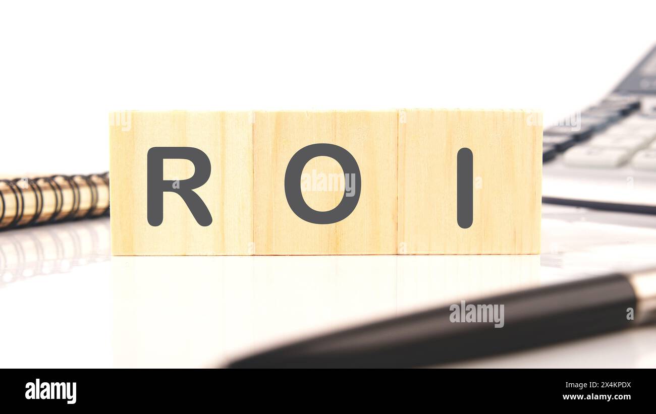 Business concept. concept word ROI (Return On Investment) on wooden ...